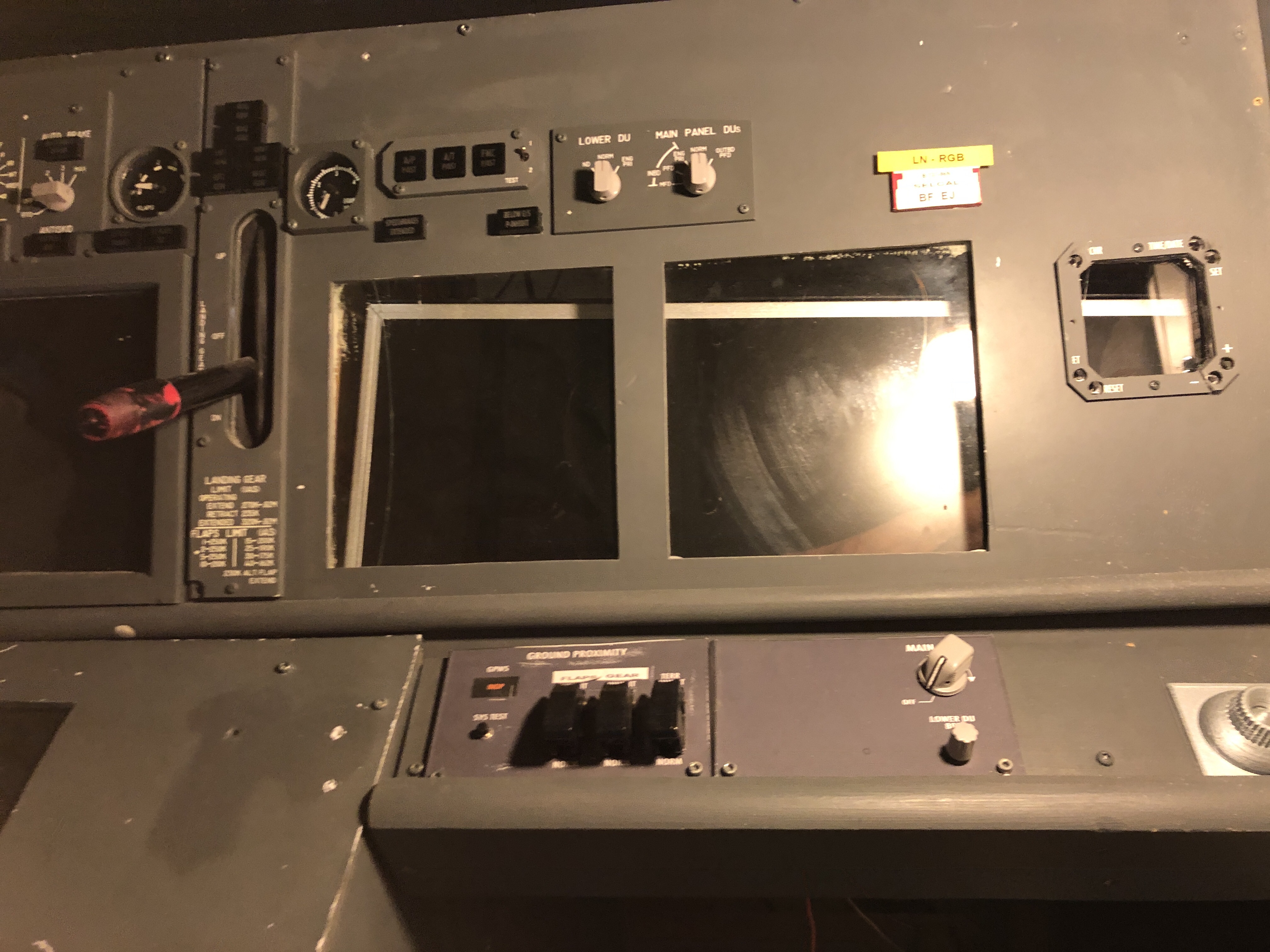 Use 23” monitors | Build a Boeing